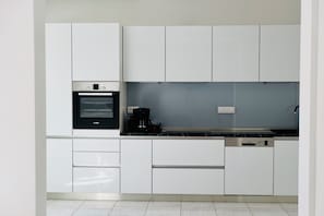 Apartamento | Cozinha privada | Geladeira, micro-ondas, fogão, cooktop