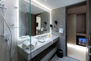 Quarto duplo família, vista para a cidade | Banheiro | Chuveiro, produtos de toalete grátis, secador de cabelo, chinelos