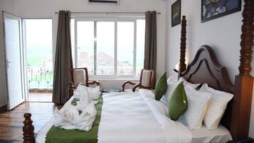 Secretária, ferro/tábua de engomar, Wi-fi grátis