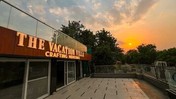 Um edifício com uma placa que diz "The Vacation Villa Crafting Memories".