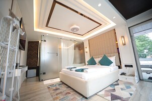 Suite, 1 quarto, varanda, Vista para a cidade | Minibar, secretária, secretária adequada para computadores portáteis 