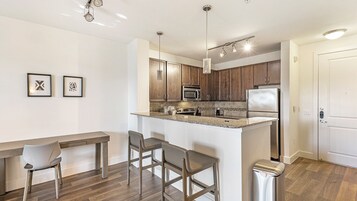 Apartamento (1 Bedroom) | Cozinha privada | Geladeira, micro-ondas, fogão, cooktop