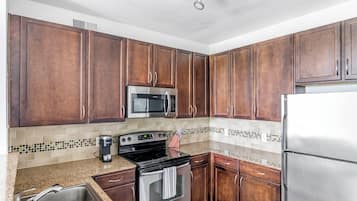 Apartamento (2 Bedrooms) | Cozinha privada | Um frigorífico, um micro-ondas, um forno, uma placa de cozinha