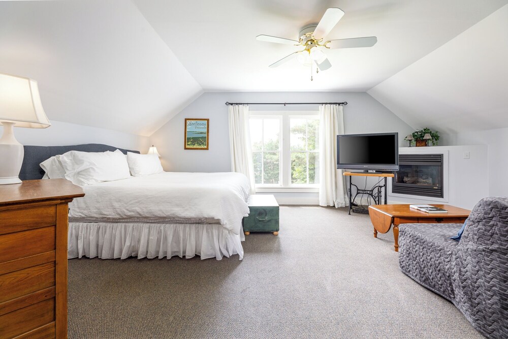 Omena Cottage at Sunset Lodge in peaceful Omena - Leelanau County | Vrbo