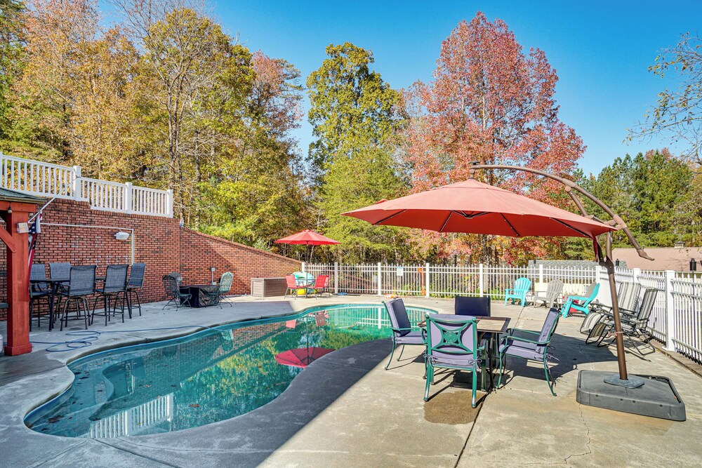 13 Mi To Helen: Group Getaway W/ Private Hot Tub - Helen, GA