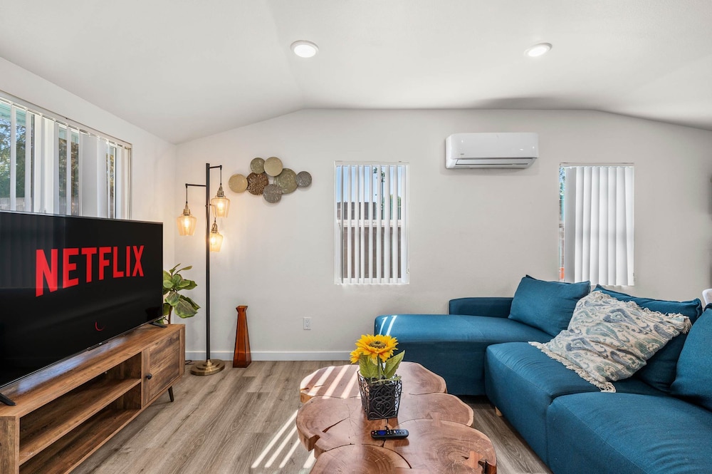 Foothills La Hideaway Patio Lounge Work-friendly - Pomona, CA