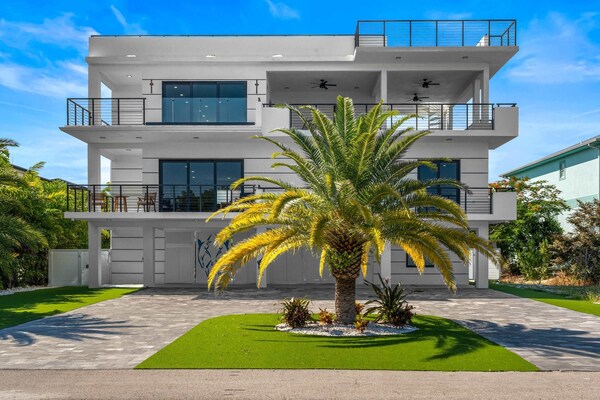 Ocean Muse Lux Waterfront Escape Pool Dock - Key Colony Beach, FL