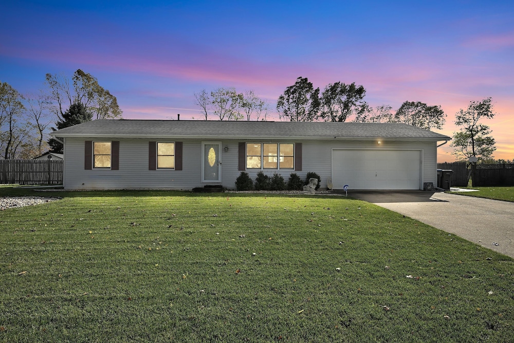 Cozy Retreat With Hot Tub In Peaceful Goshen 4 Bedroom Home - Syracuse Beach