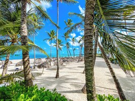 Na praia, praia de areia branca, 4 bares na praia 