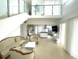 Penthouse de Luxo, vista para a piscina, junto à piscina | Sala de estar | Televisor de ecrã plano de 32 polegadas com canais por cabo 