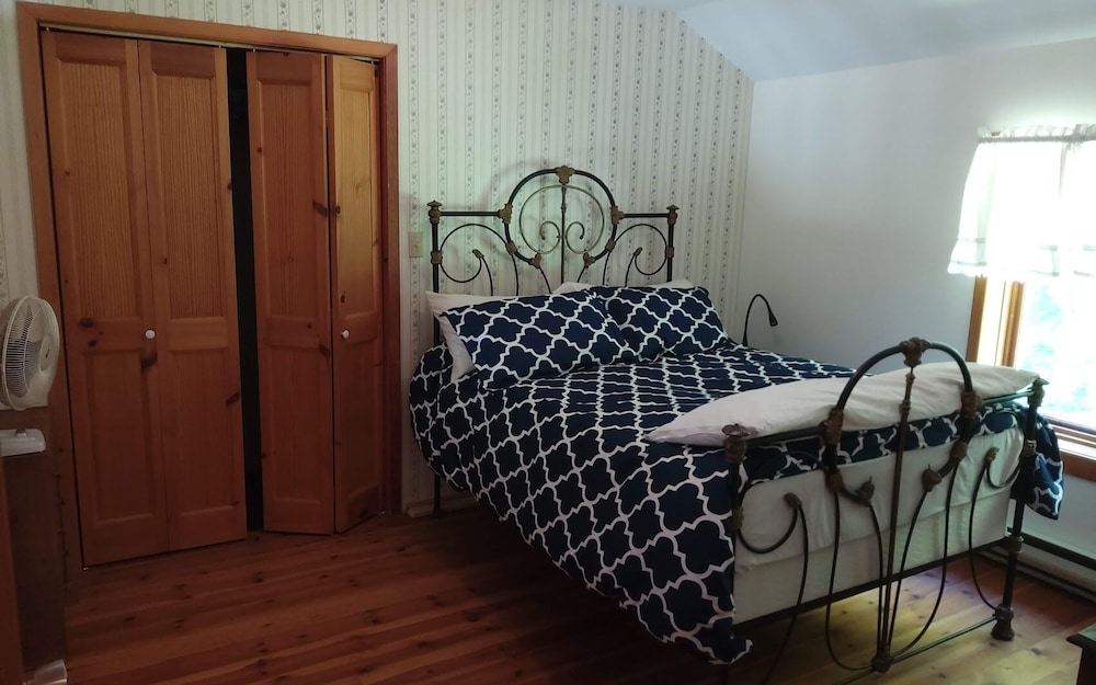 Charming spacious rustic Chalet with view minutes away from major ski ...