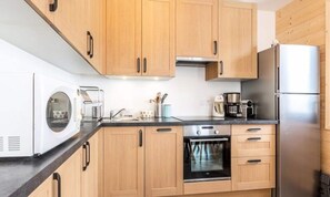 Um micro-ondas, um forno, uma máquina de lavar louça 