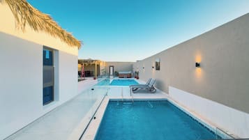 Chalé superluxo, 2 quartos, banheira de imersão, vista para a piscina | Vista do quarto