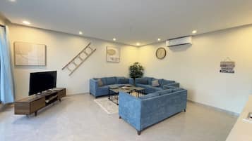 Chalé superluxo, 2 quartos, banheira de imersão, vista para a piscina | Wi-Fi de cortesia