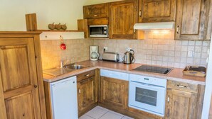 Micro-ondas, lava-louças, talheres/pratos/utensílios de cozinha
