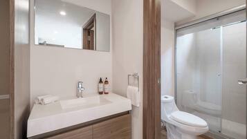 Apartamento, várias camas, varanda, Vista para a cidade (Rio Neva 38 - (01)) | Casa de banho | Toalhas fornecidas