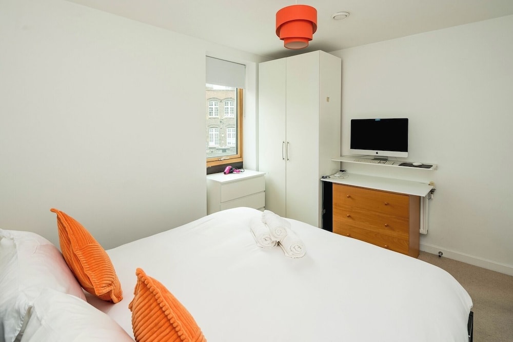 Central London Gem: Modern 1BD with Balcony - London | Vrbo