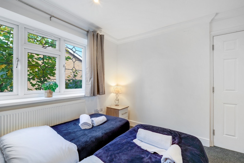 Isher 3 Bedroom 2 Bath Hse With Parking - Hayes