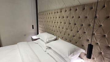 Roupa hipoalergénica, camas de colchão viscoelástico, cofre no quarto