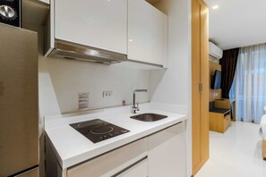 Apartamento, sacada, vista para a piscina | Cozinha privada