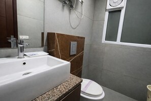 Um polibã, artigos de higiene pessoal grátis, um bidé 