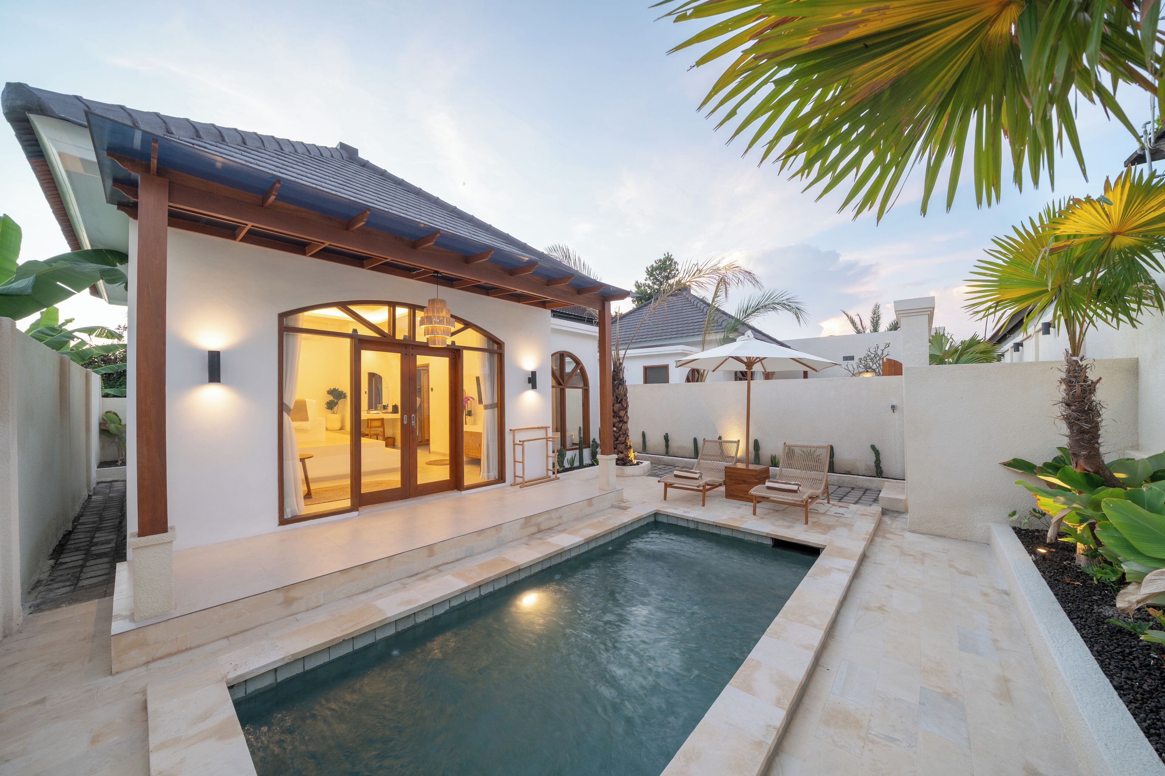 Uma casa moderna com piscina, área de estar externa e pérgola.