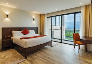 Apartamento superior, 1 quarto, sacada, vista para o lago | Escrivaninha, espaço de trabalho para notebook, cortinas blackout