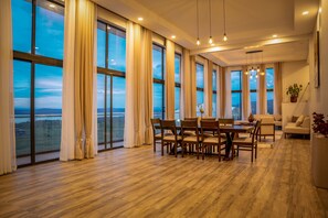 Apartamento superluxo, 4 quartos, sacada, vista para o lago | Sala de jantar