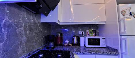 Quarto duplo, sacada, vista para a cidade | Cozinha privada | Cafeteira/chaleira