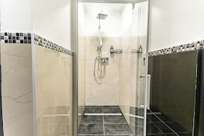 Apartamento básico | Banheiro | Chuveiro, produtos de toalete grátis, secador de cabelo 