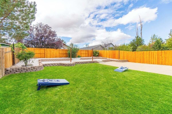 Modern Western Retreat Pet Friendly 4 Bed 2 Bath - Reno, NV