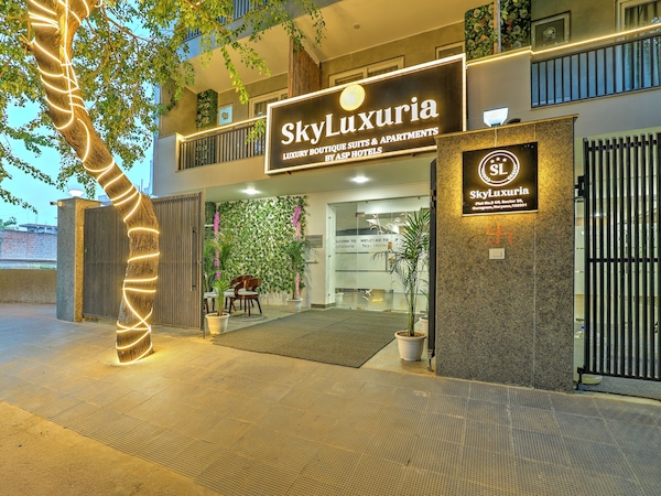 Skyluxuria Hotel & Service Apartments - Gurugram
