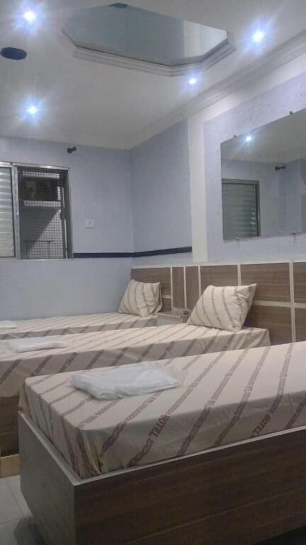 Quarto triplo standard | Ferros/tábuas de passar roupa, Wi-Fi de cortesia