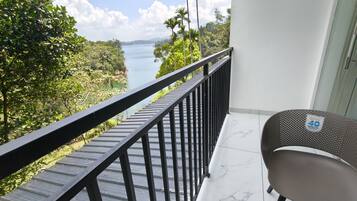 Quarto Duplo de Luxo, varanda, vista para o lago | Secretária, ferro/tábua de engomar, Wi-fi grátis