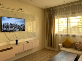 Apartamento Standard, Vista para a cidade | Sala de estar | Smart TV de 43 de cm com canais por cabo, Netflix, leitor de DVD