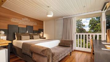 Suíte premium, 1 cama Queen, vista para o jardim | Edredons de pluma, camas com colchões pillow-top, frigobar