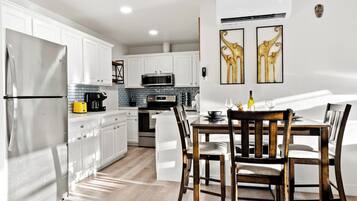 Cozinha privada | Um frigorífico/congelador grande, um micro-ondas, um forno