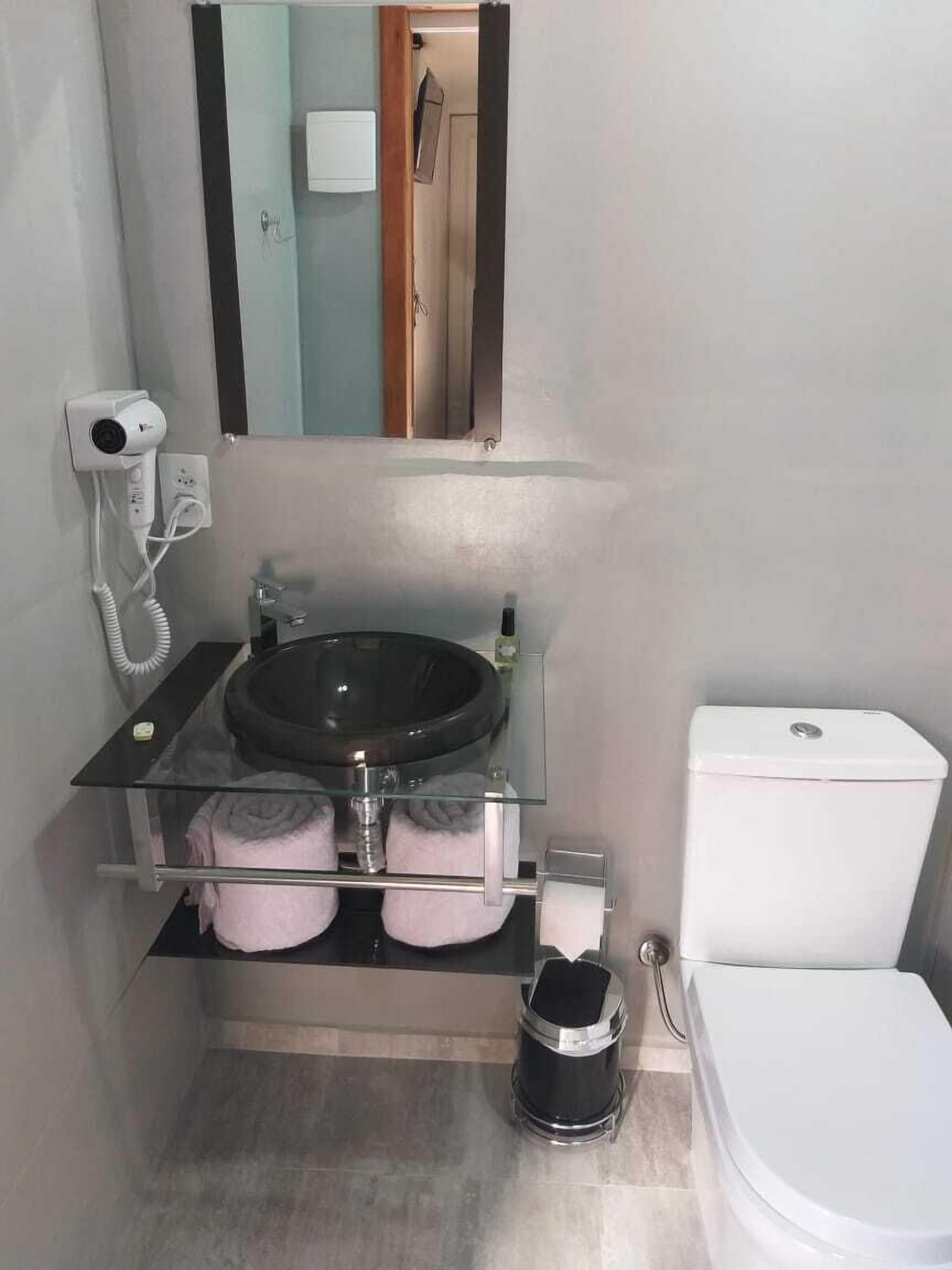 Um polibã, um secador de cabelo, toalhas fornecidas, papel higiénico 