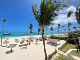 Perto da praia, areia branca, toalhas de praia, massagens na praia 