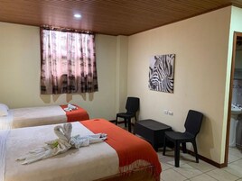 Quarto Triplo Económico | Wi-fi grátis 