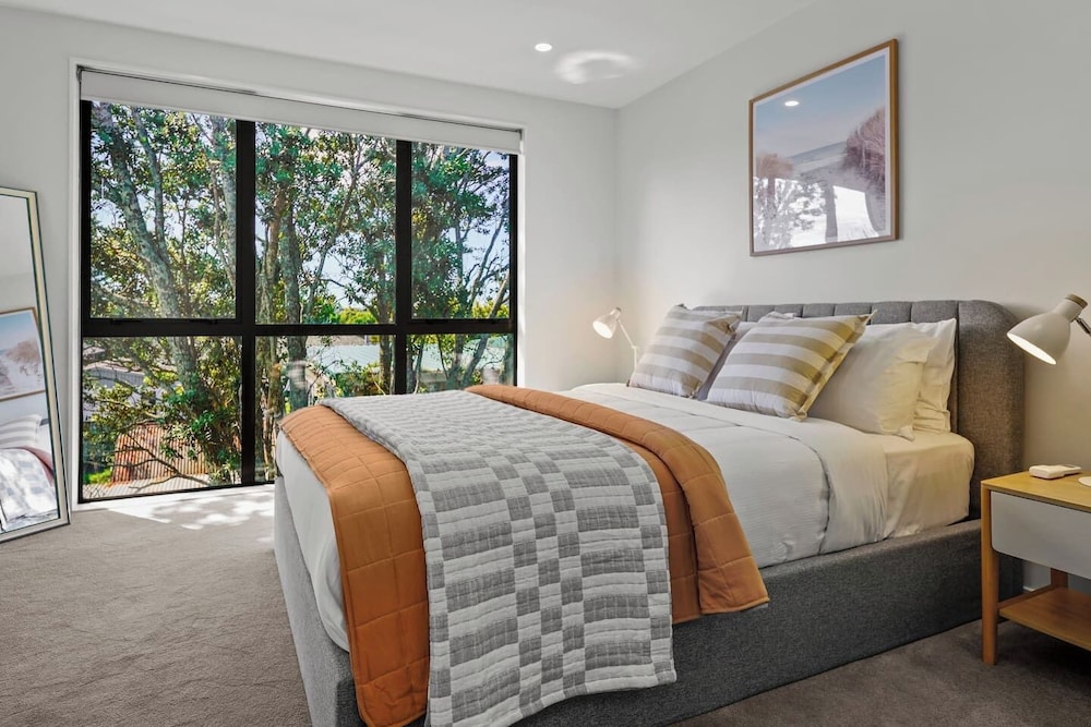 Riverside Modern Abobe with 2 Aircons and Parking - Auckland | Vrbo
