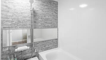 Chuveiro/banheira combinados, produtos de toalete grátis