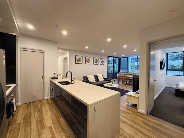 Spacious 3Bed 2Bath 1Car Mascot Apt near airport Reviews, Deals ...