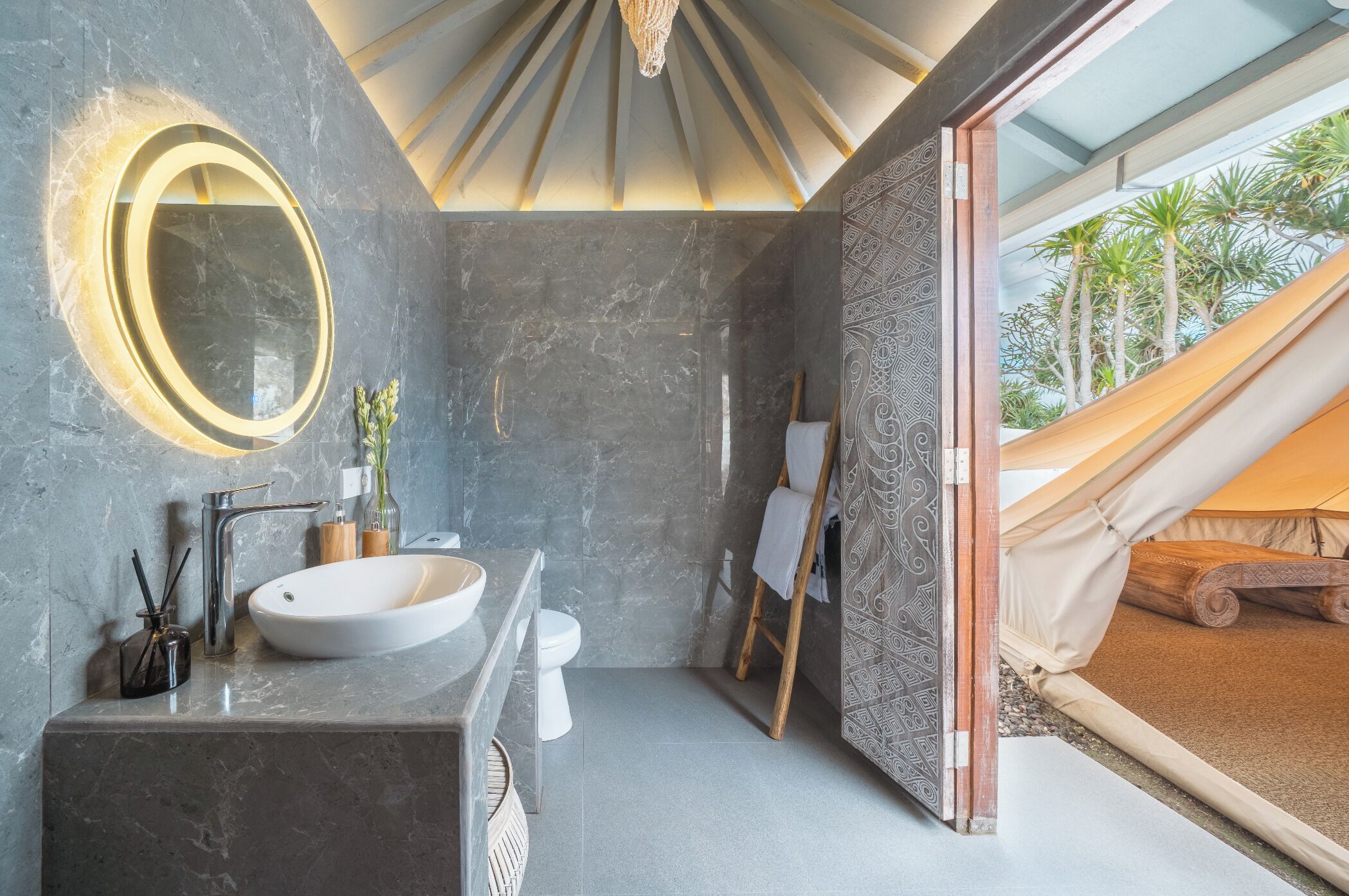 Quarto Clássico com Cama de Casal, vista para o mar | Casa de banho | Um polibã, toalhas fornecidas, sabão, champô 