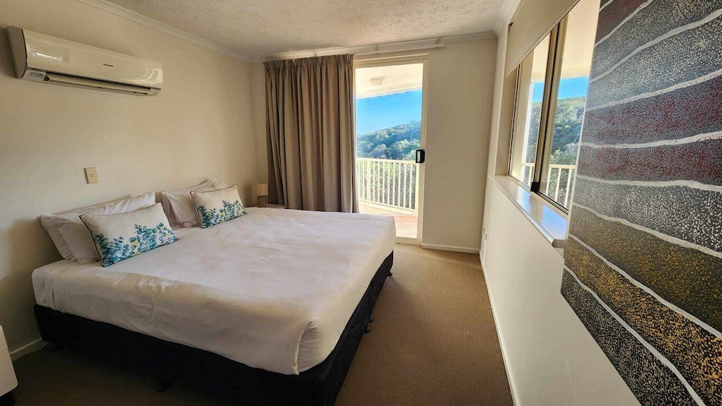 Whalewatch National Park Retreat Walk To Beach - 3 Bedroom - North Stradbroke Island