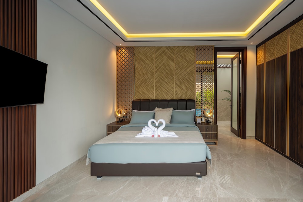 5BR Luxury Villa with Rooftop & Unique Pool - Ungasan | Vrbo