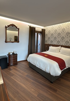 Quarto Duplo Superior, Vista para a cidade | Lençóis de algodão egípcio, roupa de alta qualidade, edredões de penas