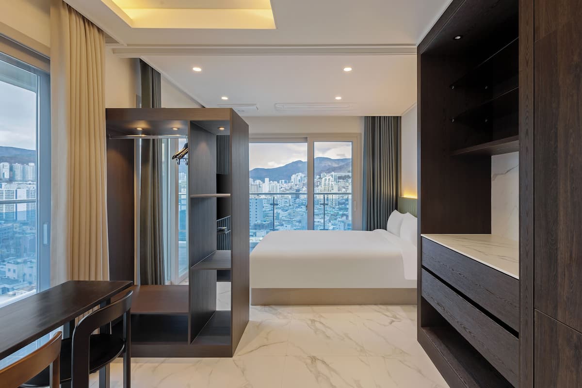 Quarto casal luxo, terraço | Roupas de cama premium, quartos à prova de som, Wi-Fi de cortesia