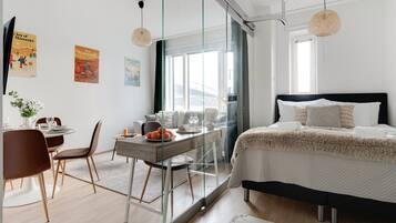 Estúdio Superior, 1 cama queen-size e sofá-cama, cozinha, Vista para a cidade | Sala de estar | Televisor de ecrã plano de 55 polegadas com canais por cabo