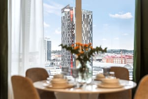 Apartamento Deluxe em Condomínio Fechado, 1 cama queen-size e sofá-cama, cozinha | Refeições no quarto